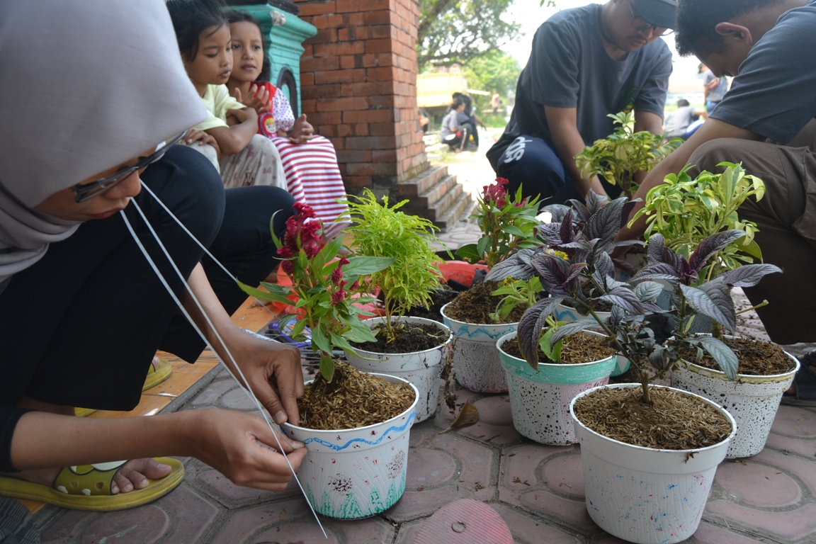 Kegiatan Edukasi Lingkungan bagi Anak-anak oleh Mahasiswa Teknik ...